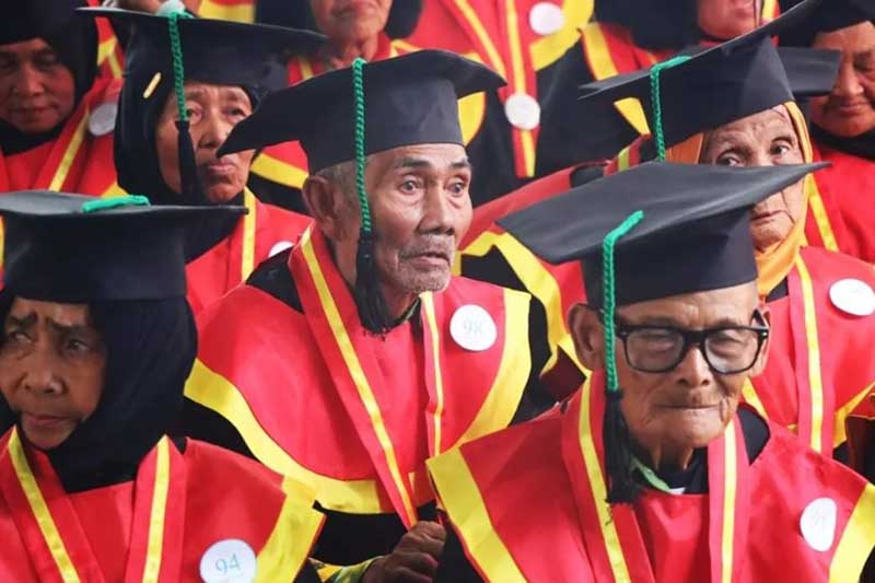 215 Siswa Sekolah Lanjut Usia Desa Kenteng Ikuti Wisuda - Cakram.Net